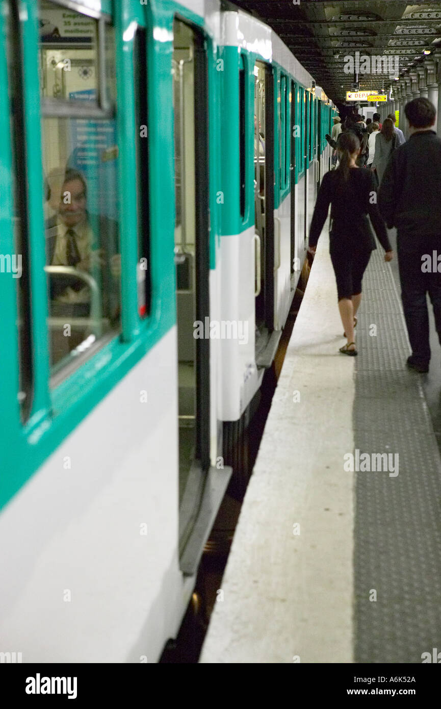 Passengers board the metro in Paris France August 2004 Stock Photo - Alamy