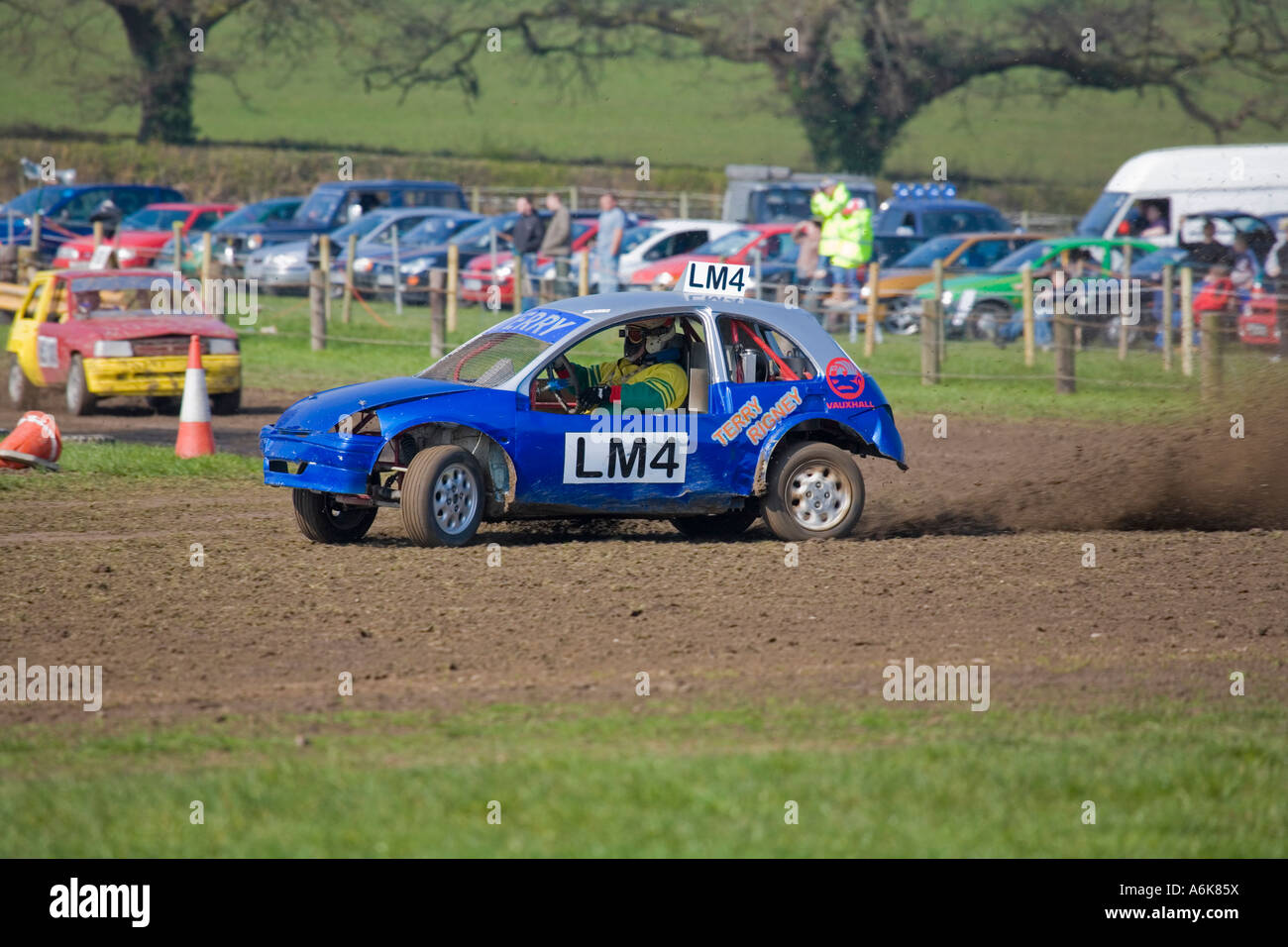 Autograss racing from the north Wales Autograss club, Broughton near ...