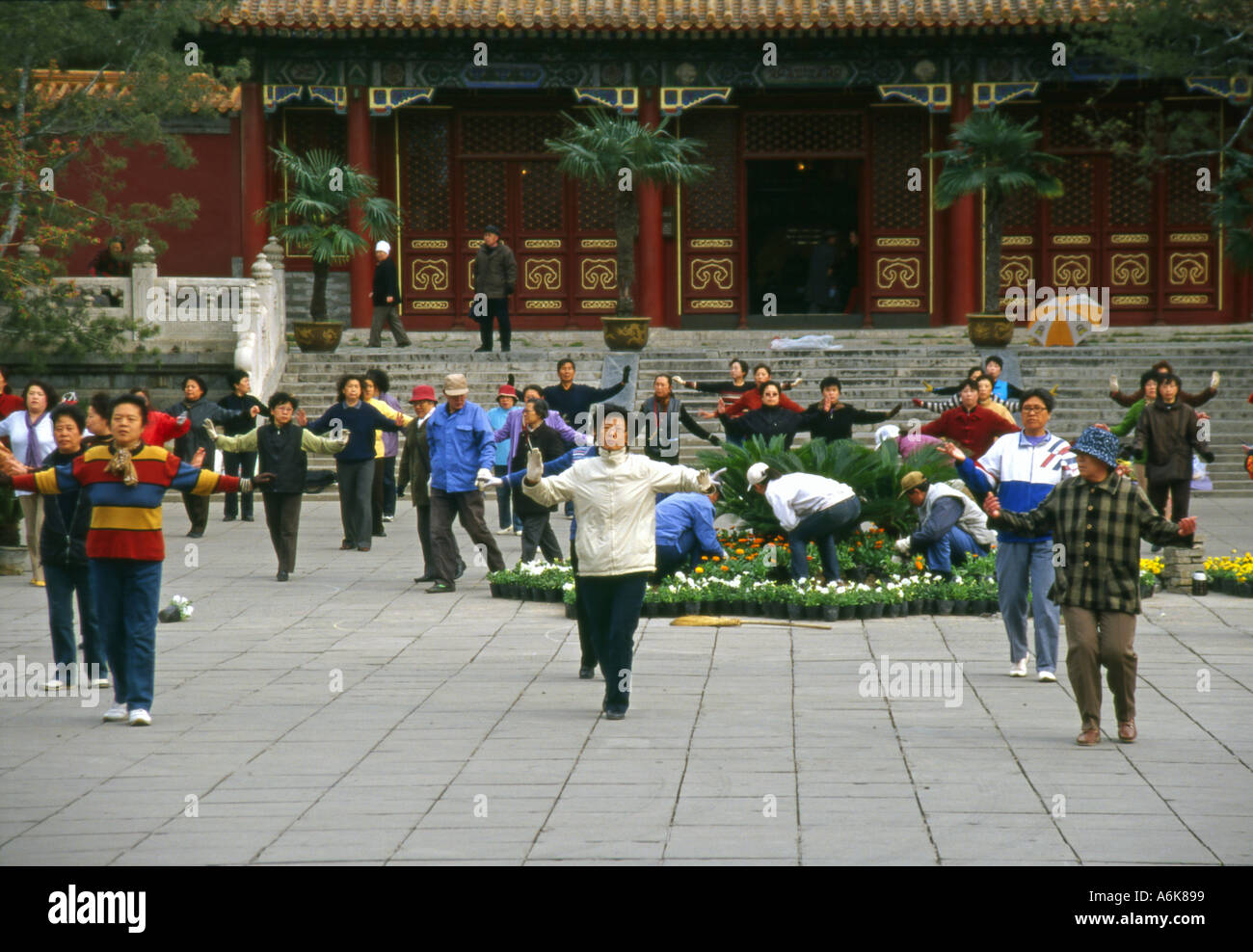 Beijing chinese folk dances hi-res stock photography and images - Alamy