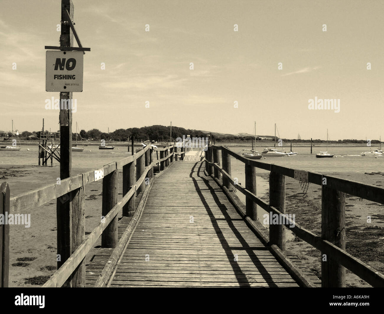 Black and white boats by jetty hi-res stock photography and images - Alamy