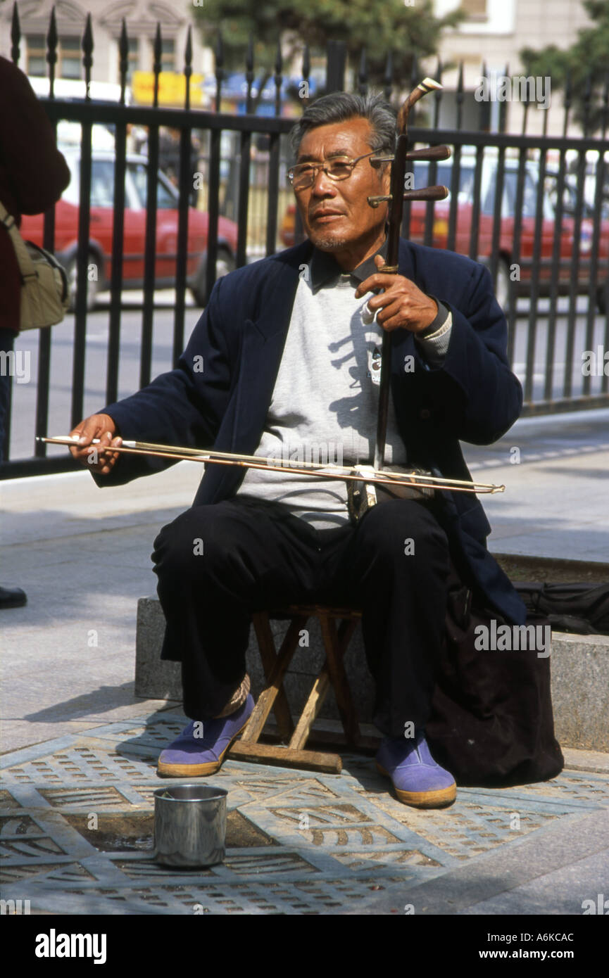 Old wise chinese man hi-res stock photography and images - Alamy