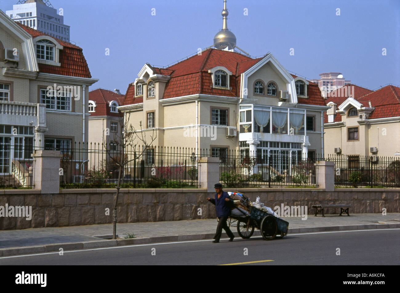 Man neighbourhood house china hi-res stock photography and images - Alamy