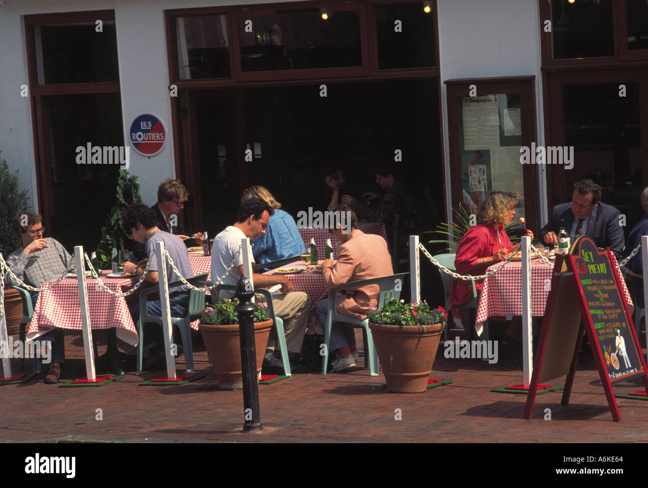 Couples eating outside hi-res stock photography and images - Alamy