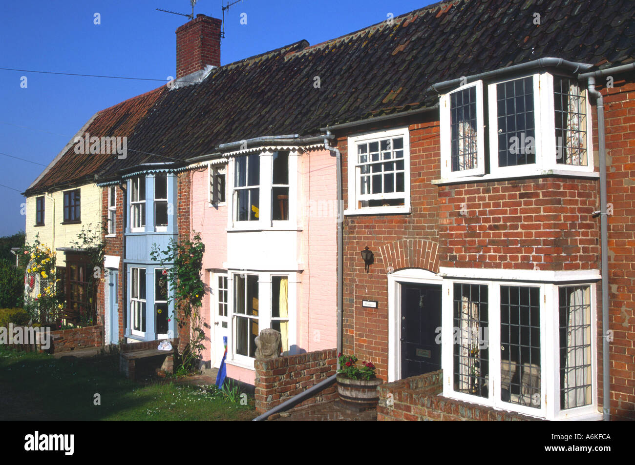 Traditional terraced cottages hi-res stock photography and images - Alamy