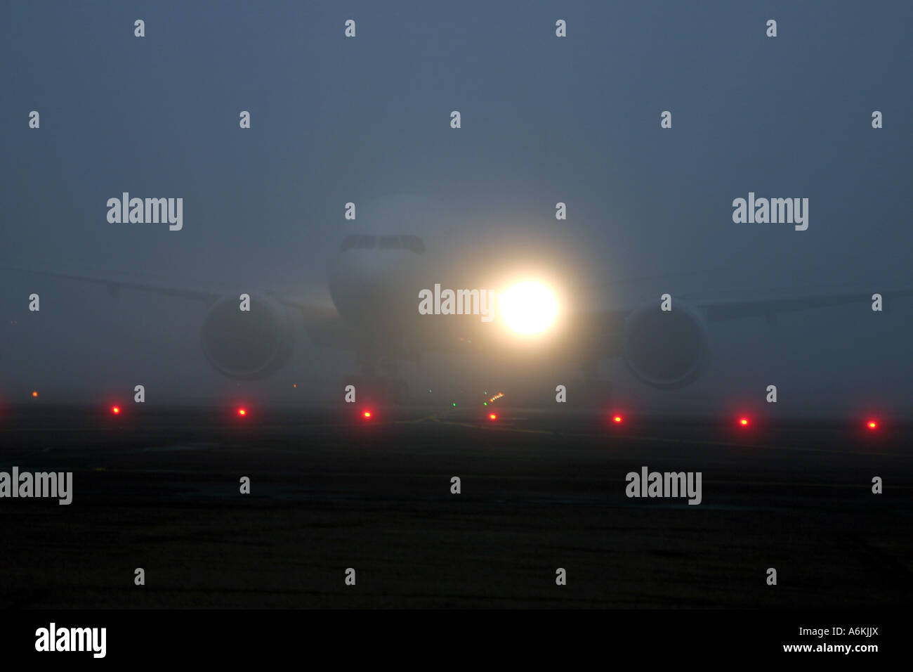Aircraft low visibility hi-res stock photography and images - Alamy