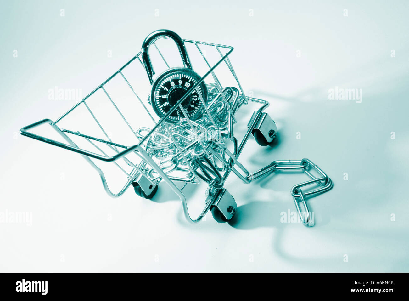 Chain lock in shopping trolley hi-res stock photography and images - Alamy