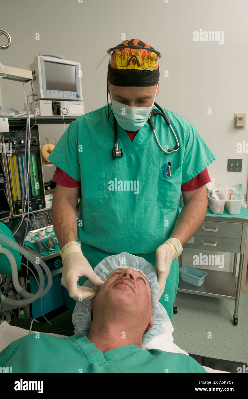Anesthesiologist preps patient for surgery Stock Photo - Alamy