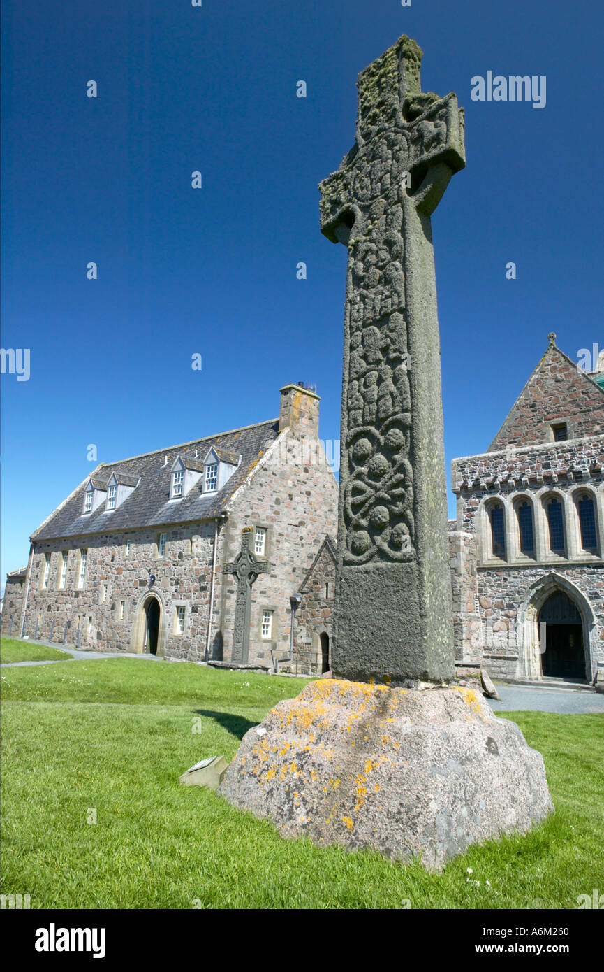 Iona abbey celtic cross hi-res stock photography and images - Alamy
