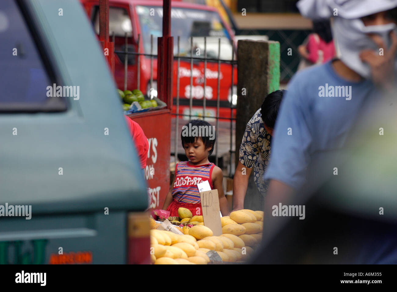 Little girl in market Stock Photo - Alamy