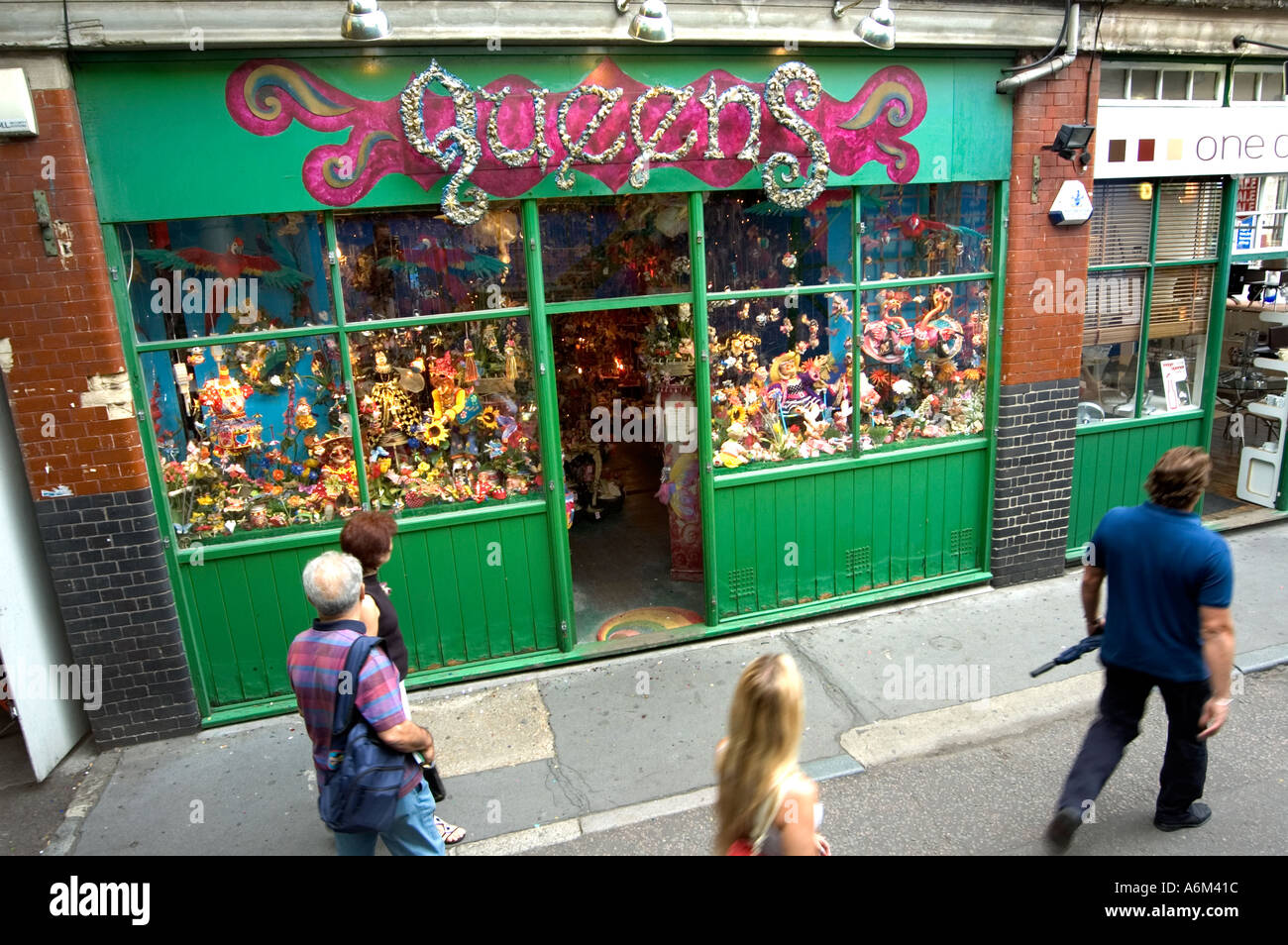 Curiosity shop hi-res stock photography and images - Alamy