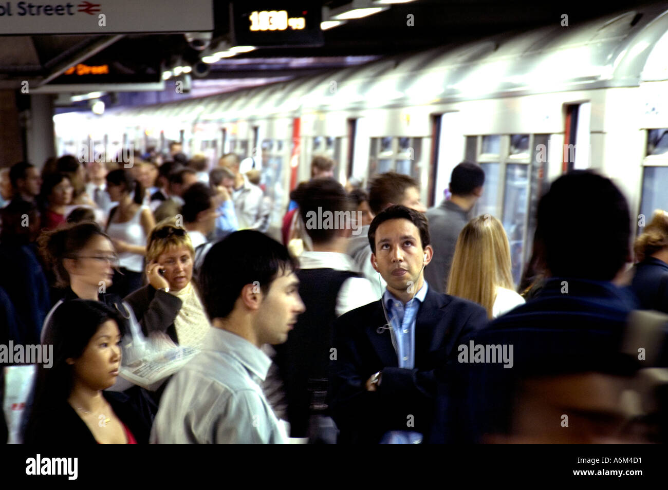 Underground platform crowd hi-res stock photography and images - Alamy
