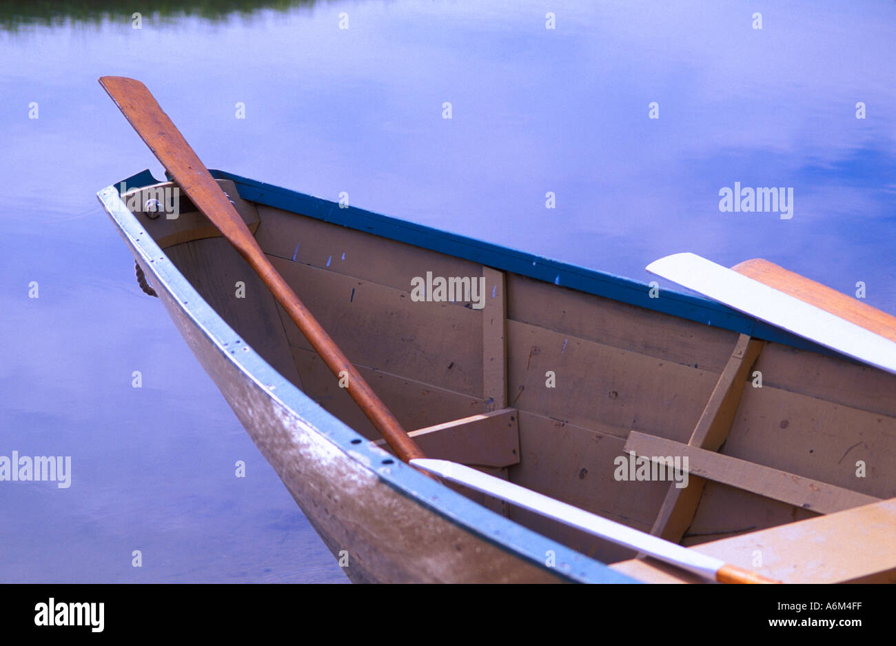 Row boat tied to shore water hi-res stock photography and images - Alamy