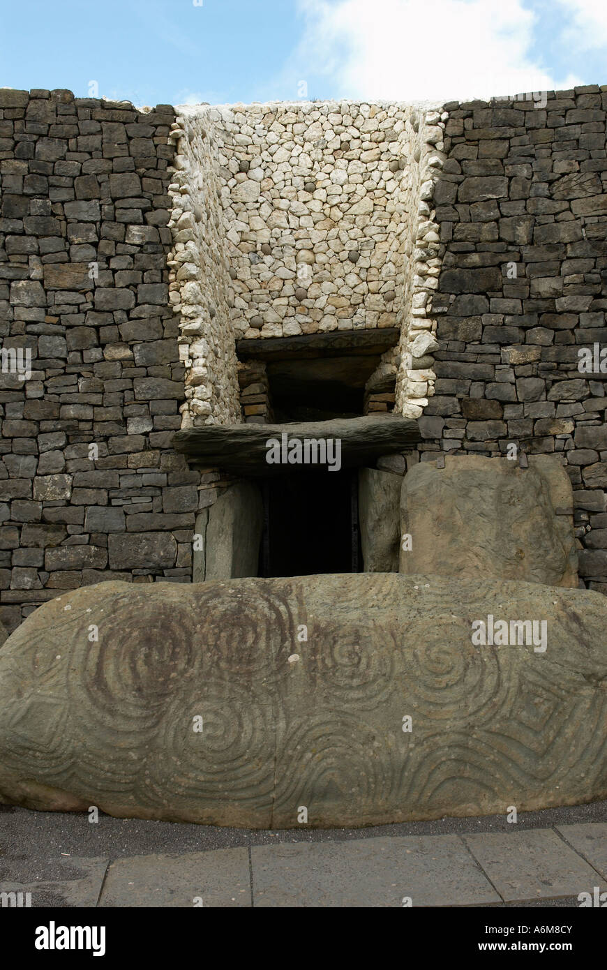 Entryway to Newgrange and kerbstone 1 with its mysterious spirals Stock ...