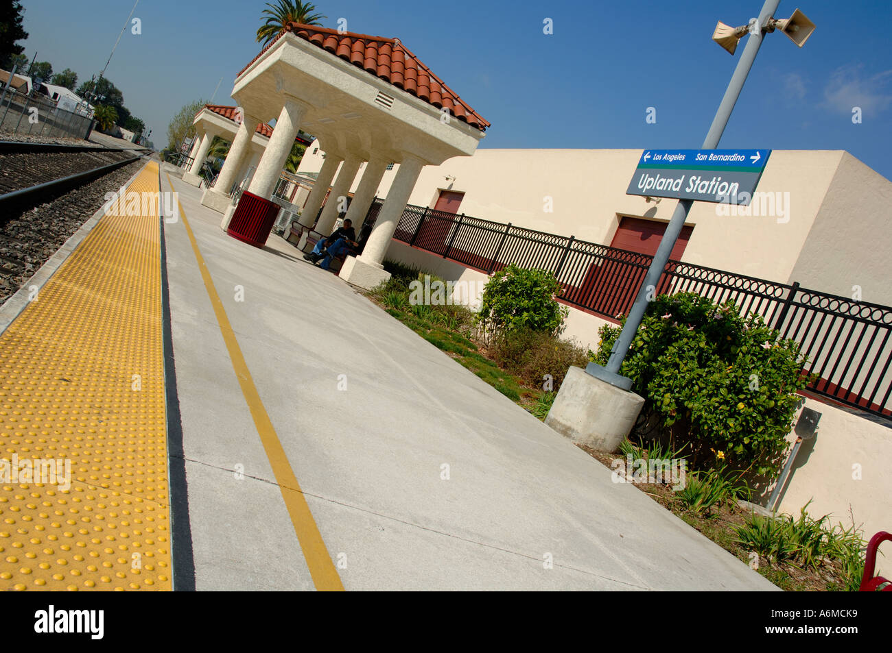 Platform edge safety markings hi-res stock photography and images - Alamy