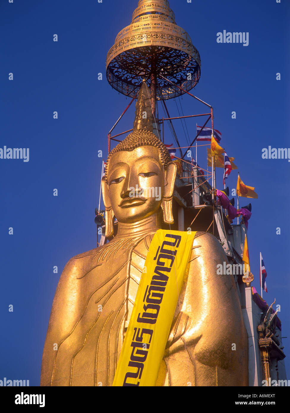 Wat Indraviharn Standing Buddha Bangkok Thailand Stock Photo - Alamy
