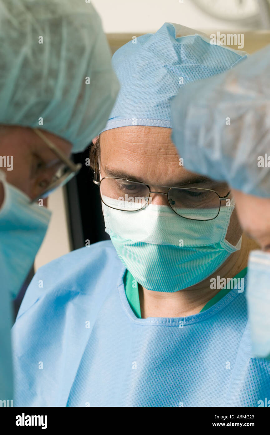 Doctors around table hi-res stock photography and images - Alamy