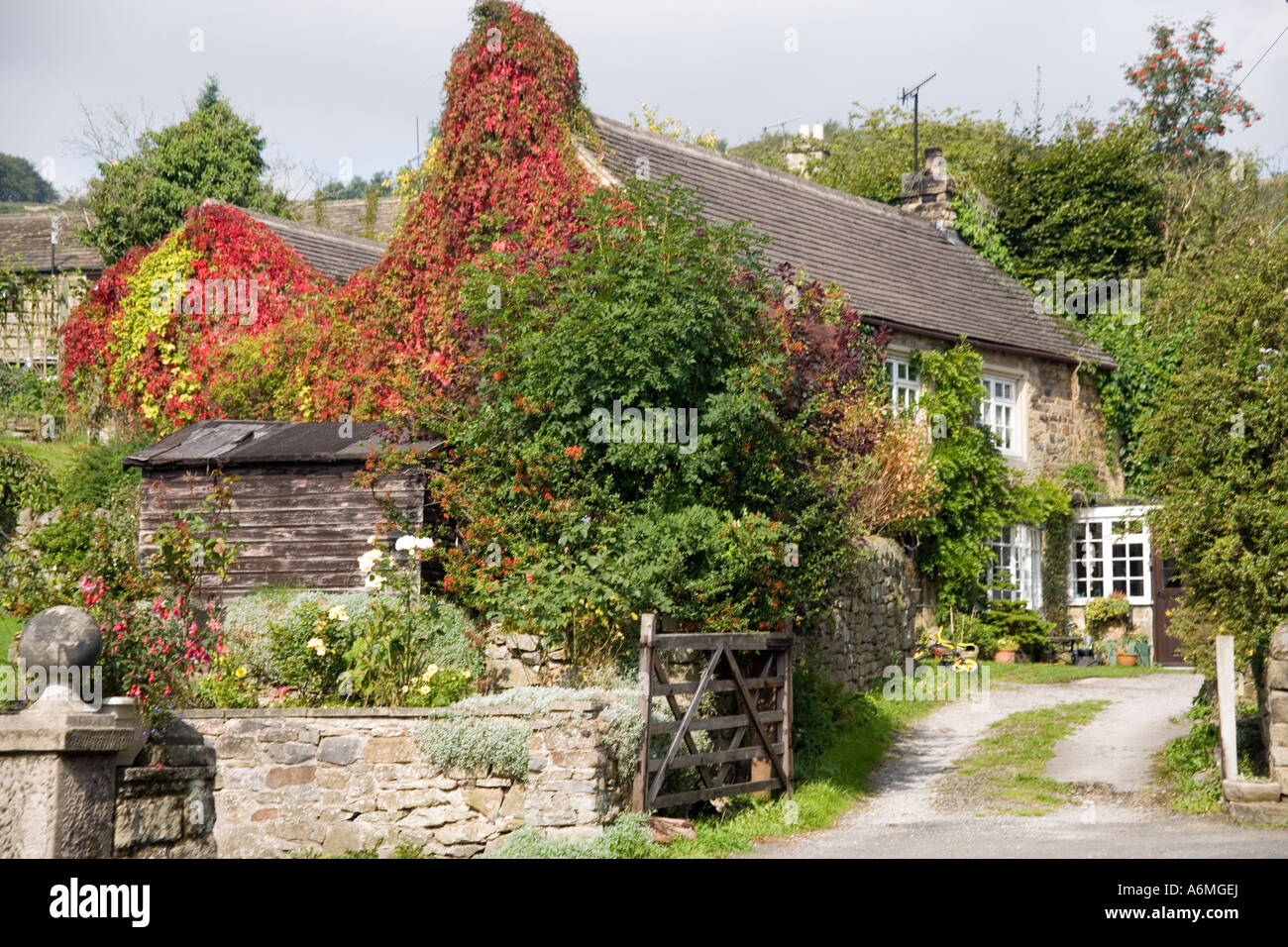 Cottage in Eyam, Derbyshire, England Stock Photo - Alamy