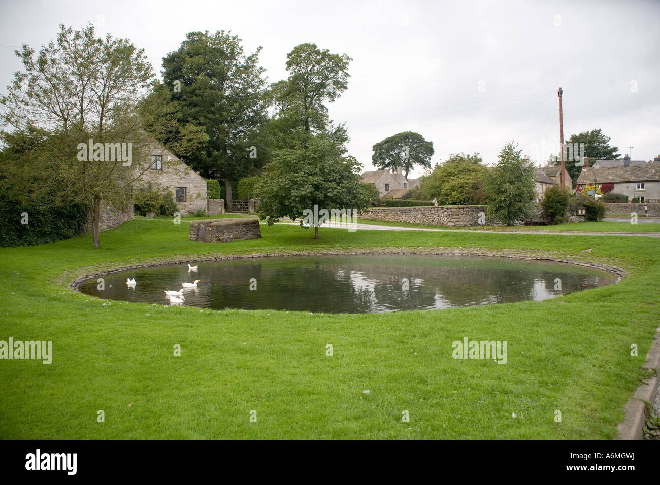 Mill pond in Foolow, Derbyshire, England Stock Photo - Alamy