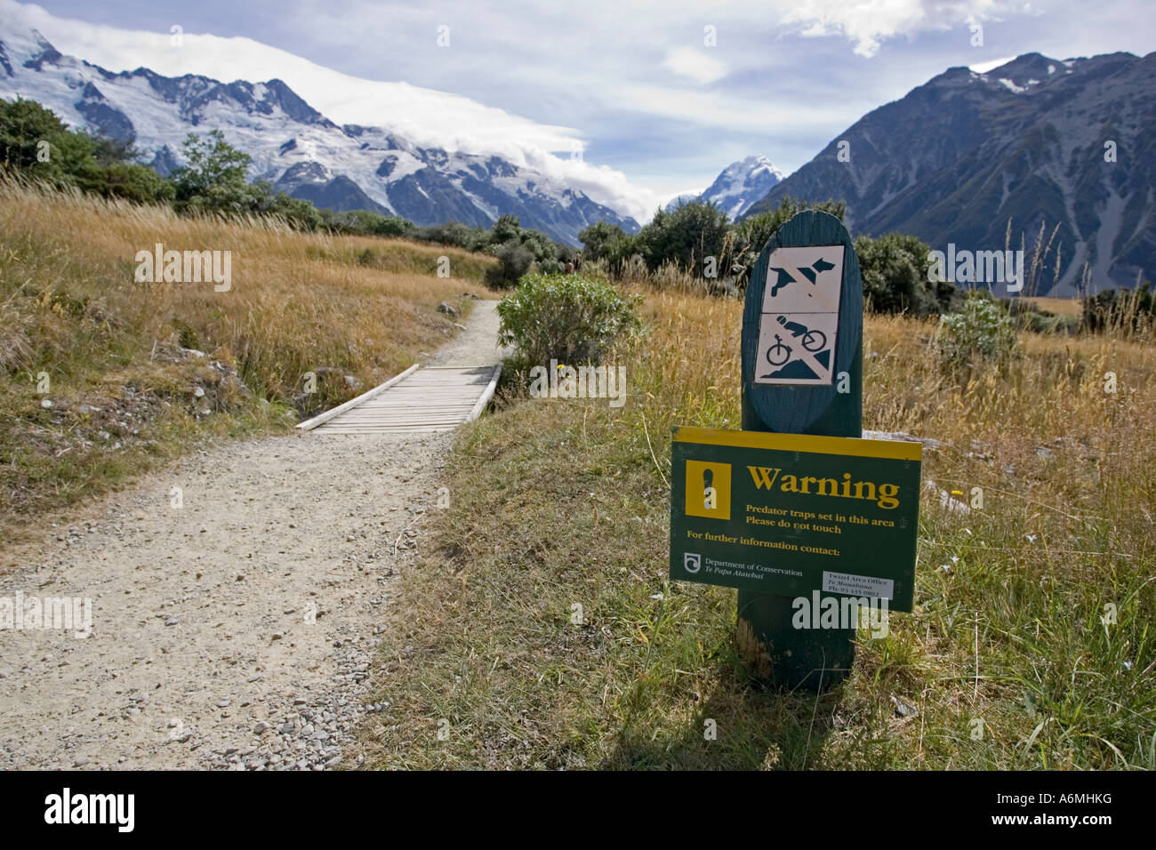 Signs of predator hi-res stock photography and images - Alamy