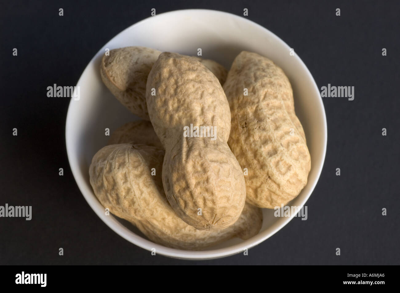Peanuts monkey nuts in a bowl Stock Photo - Alamy