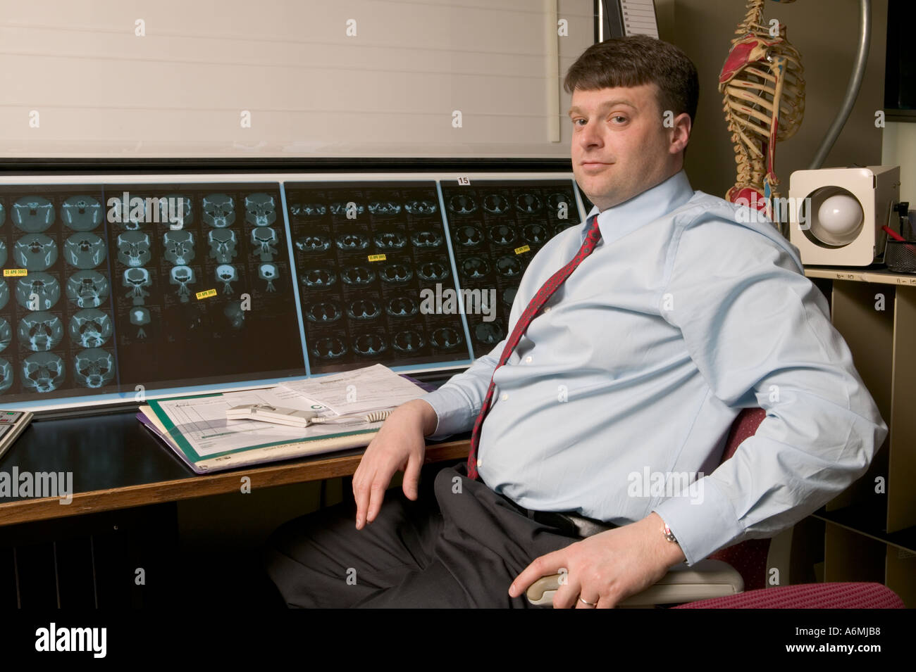 Radiologist reading room hi-res stock photography and images - Alamy