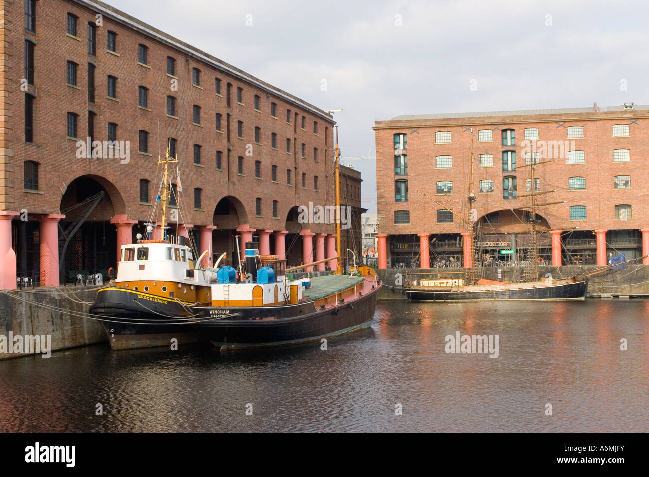 Liverpool tug boats hi-res stock photography and images - Alamy
