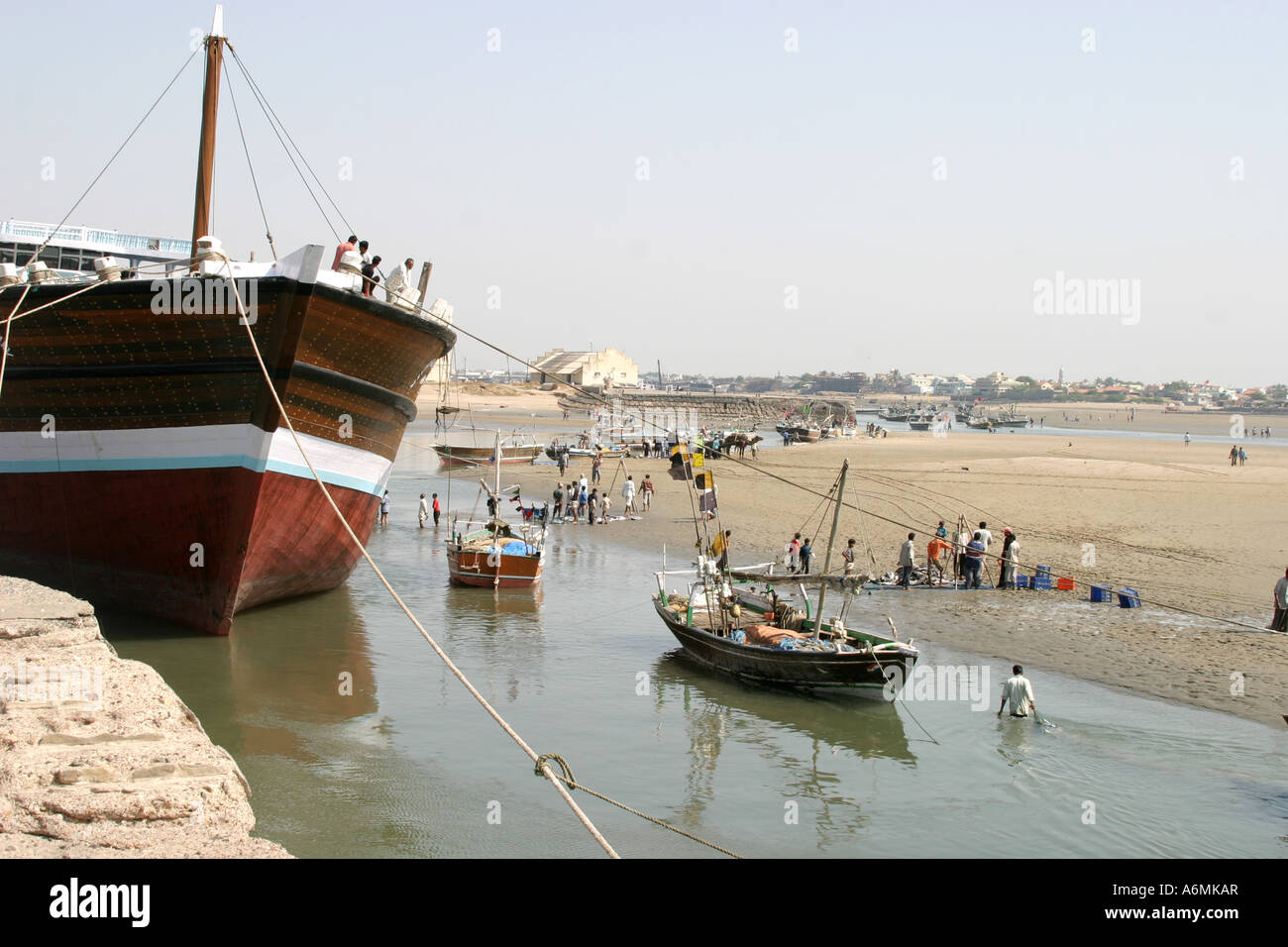 Dhow fishing boats mandavi port hi-res stock photography and images - Alamy