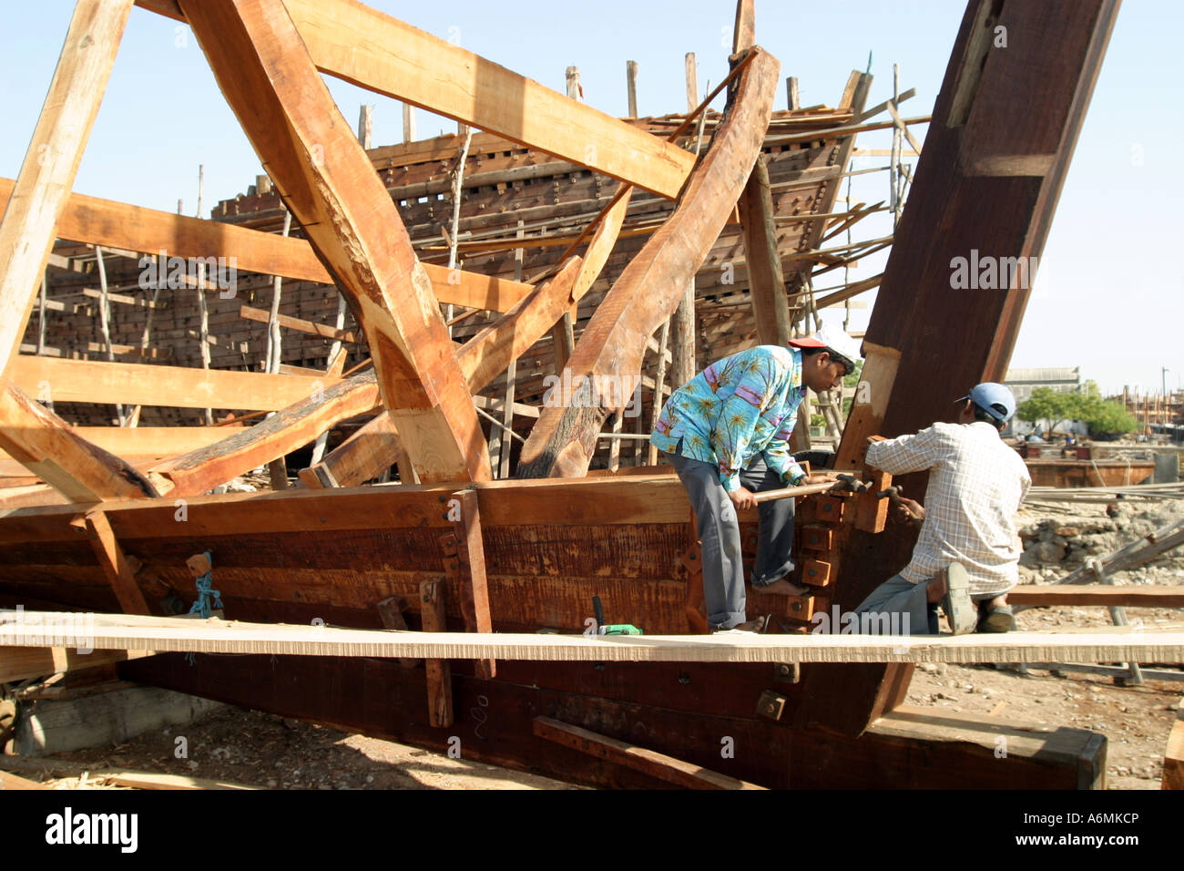 Dhow building at Mandavi Port in Gujarat India Stock Photo - Alamy