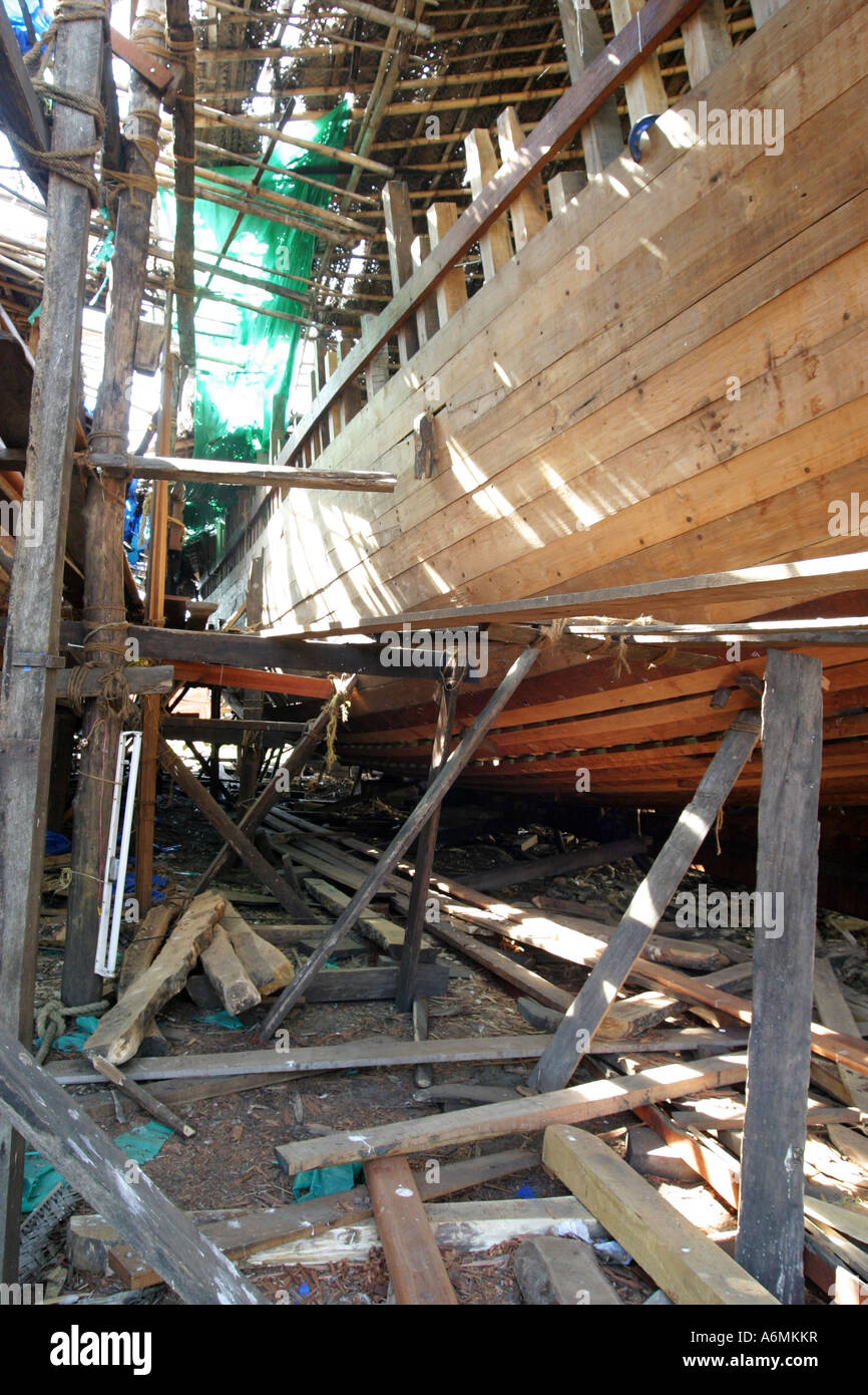 Traditional Dhow building at Mandvi Port on the Rukmavati RIver,in ...