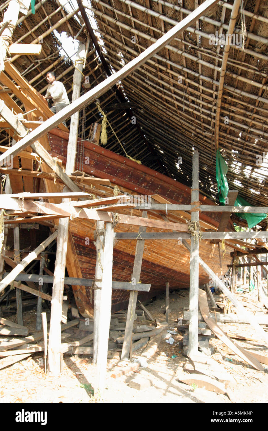 Traditional Dhow building at Mandvi Port on the Rukmavati RIver,in ...