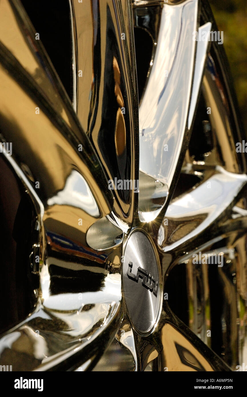 Gold wheel rims hi-res stock photography and images - Alamy