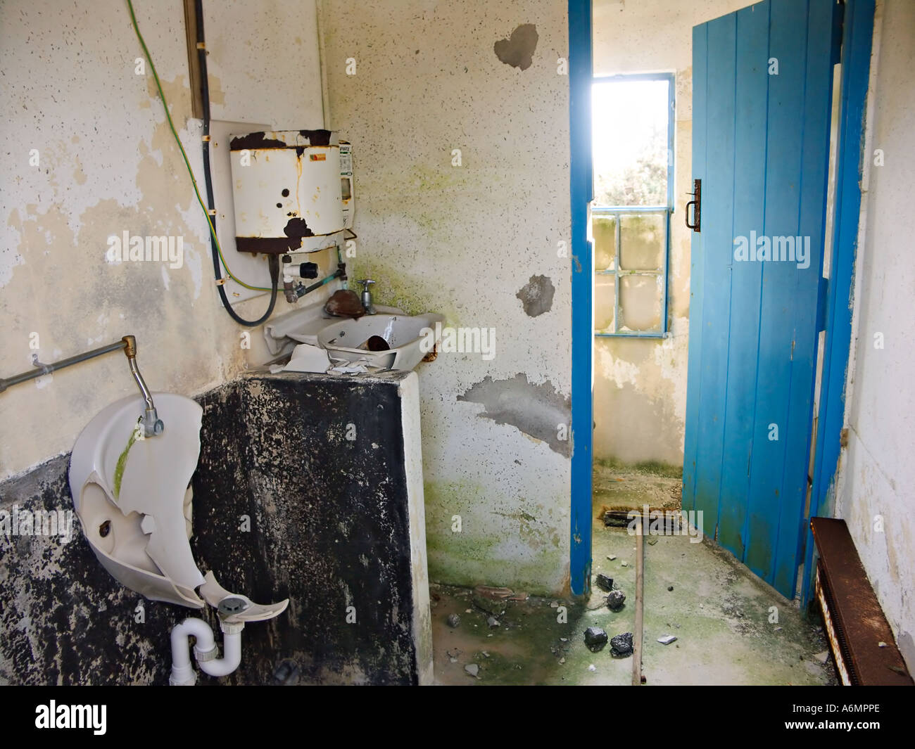 Disused toilet hi-res stock photography and images - Alamy