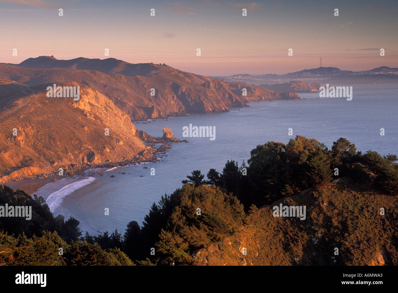 Rugged coastal cliffs and Pacific Ocean at sunset from Muir Beach ...