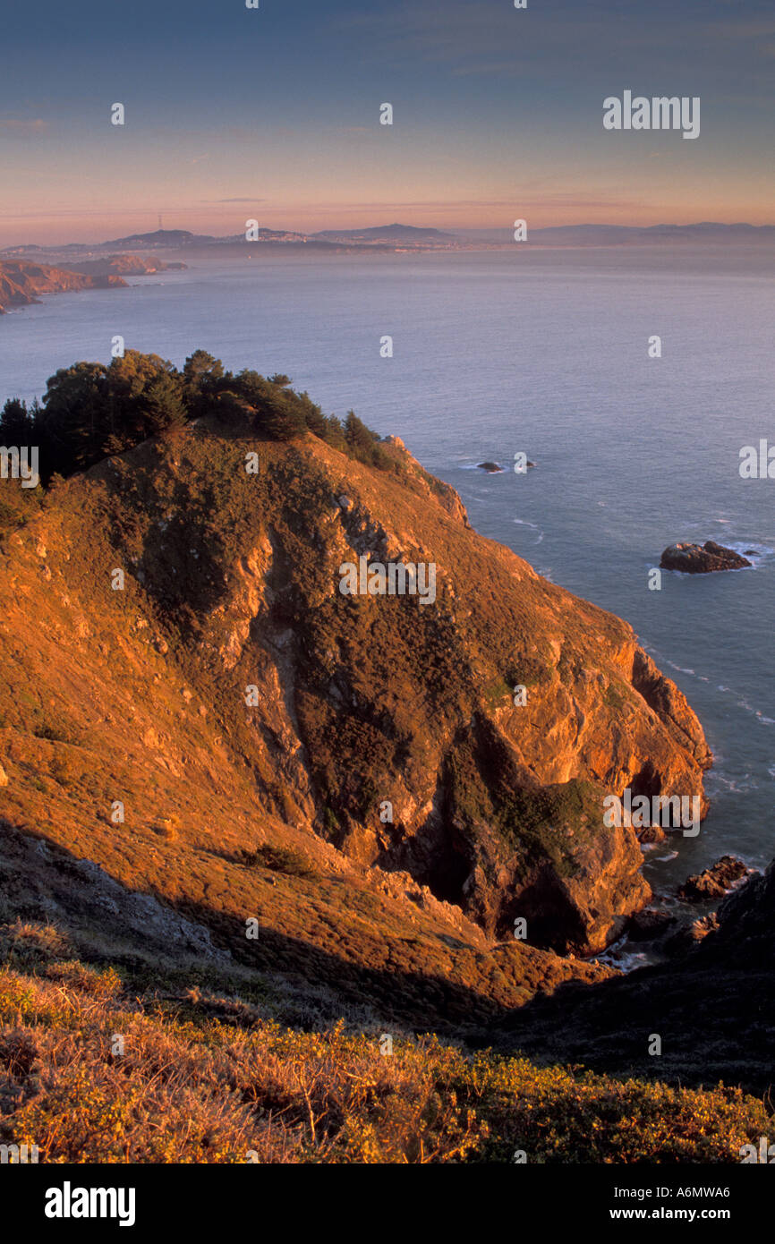 Rugged coastal cliffs and Pacific Ocean at sunset from Muir Beach ...