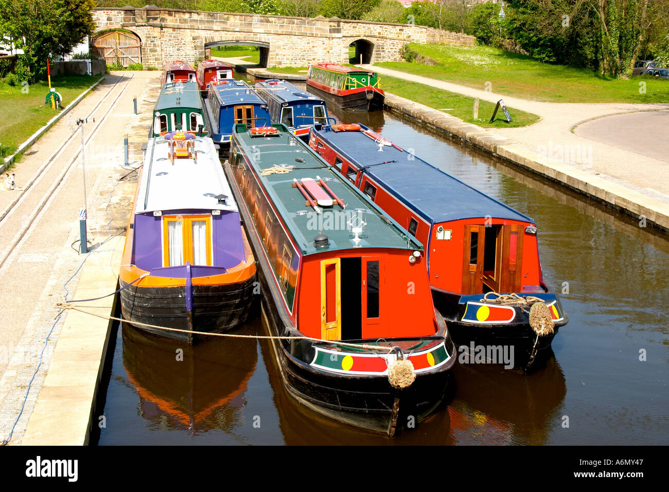 Traditional narrow boat tour boat canal hi-res stock photography and ...