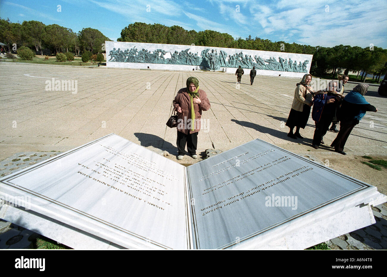 TURKEY THE GALLIPOLI WW1 BATTLEFIELDS THE CANAKKALE WAR MONUMENT WITH ...