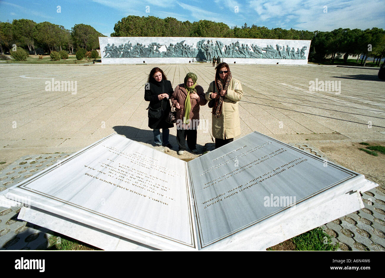 TURKEY THE GALLIPOLI WW1 BATTLEFIELDS THE CANAKKALE WAR MONUMENT WITH ...