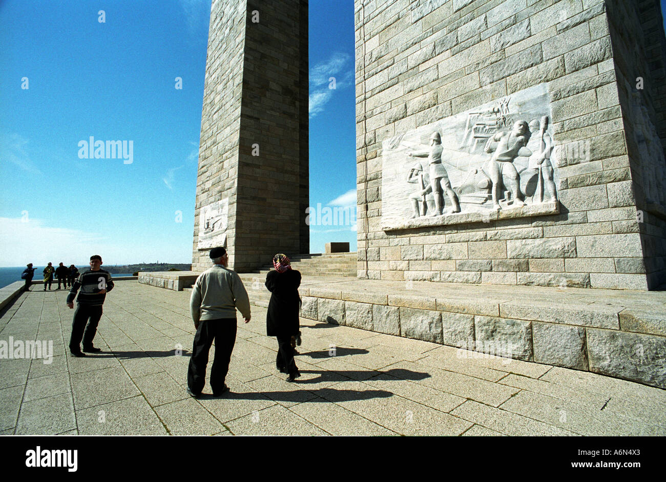 TURKEY THE GALLIPOLI WW1 BATTLEFIELDS THE CANAKKALE WAR MONUMENT WITH ...