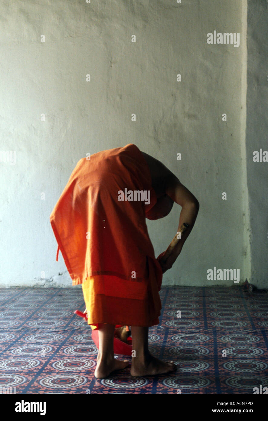 Monk sweeping floor temple hi-res stock photography and images - Alamy