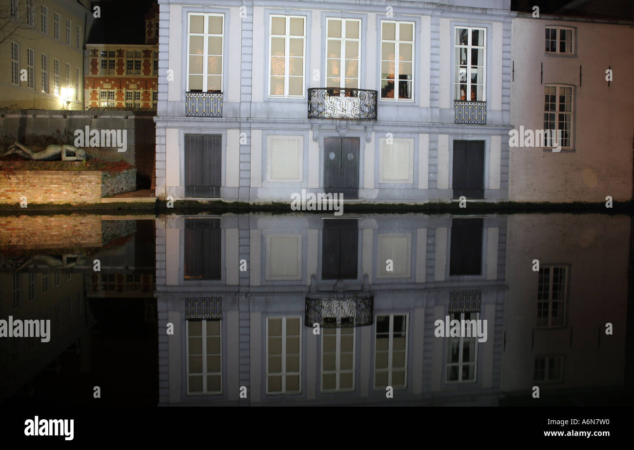 Night time reflection in the Canals of Bruges Stock Photo - Alamy