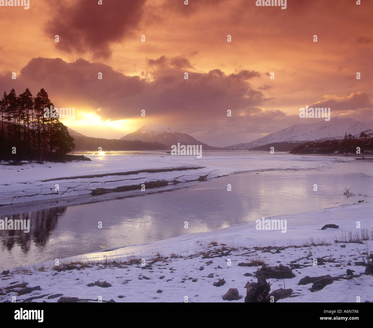 Loch laggan castle scottish highlands hi-res stock photography and ...