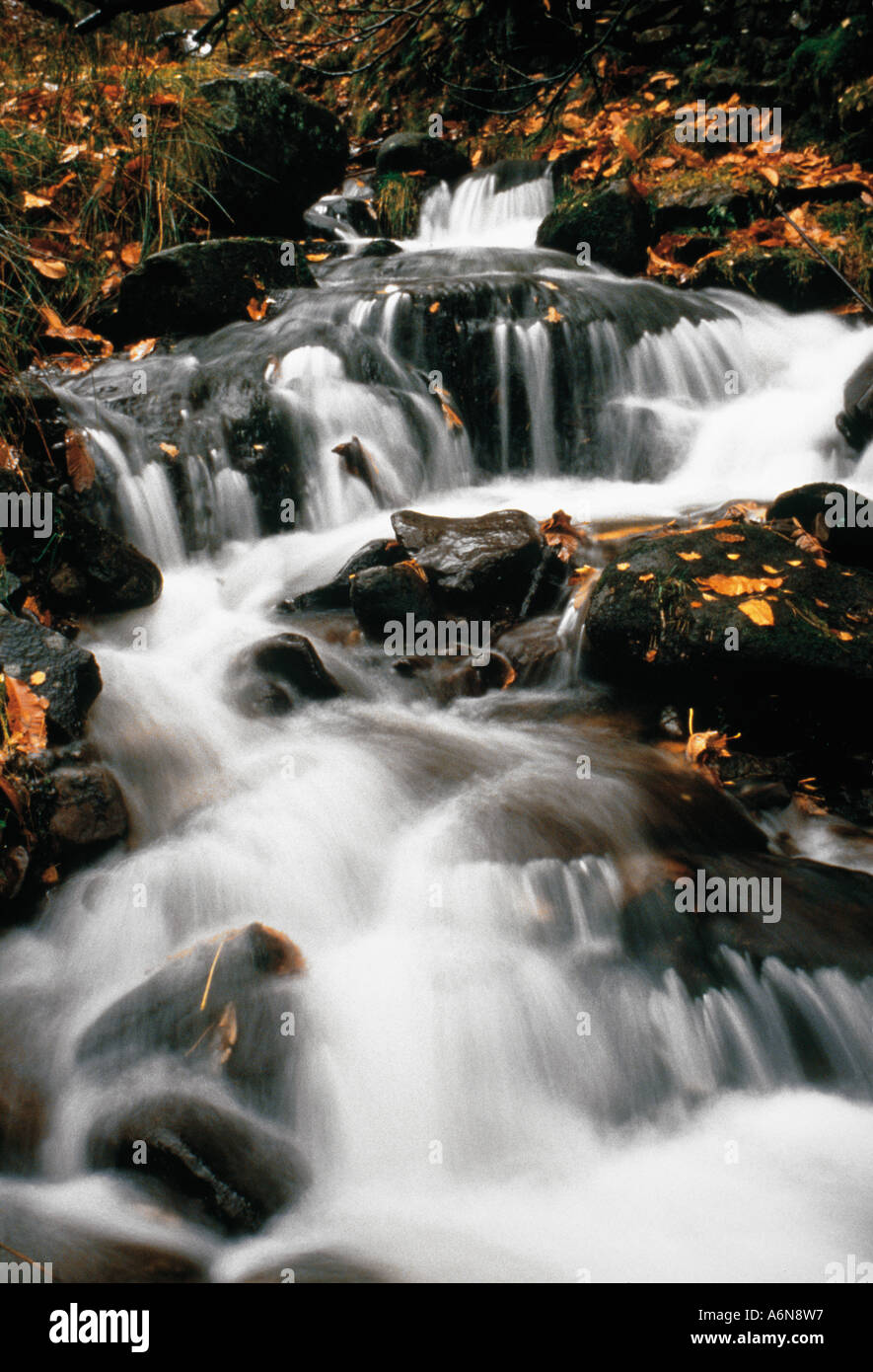 peak district national park derbyshire waterfall grindsbrook edale ...