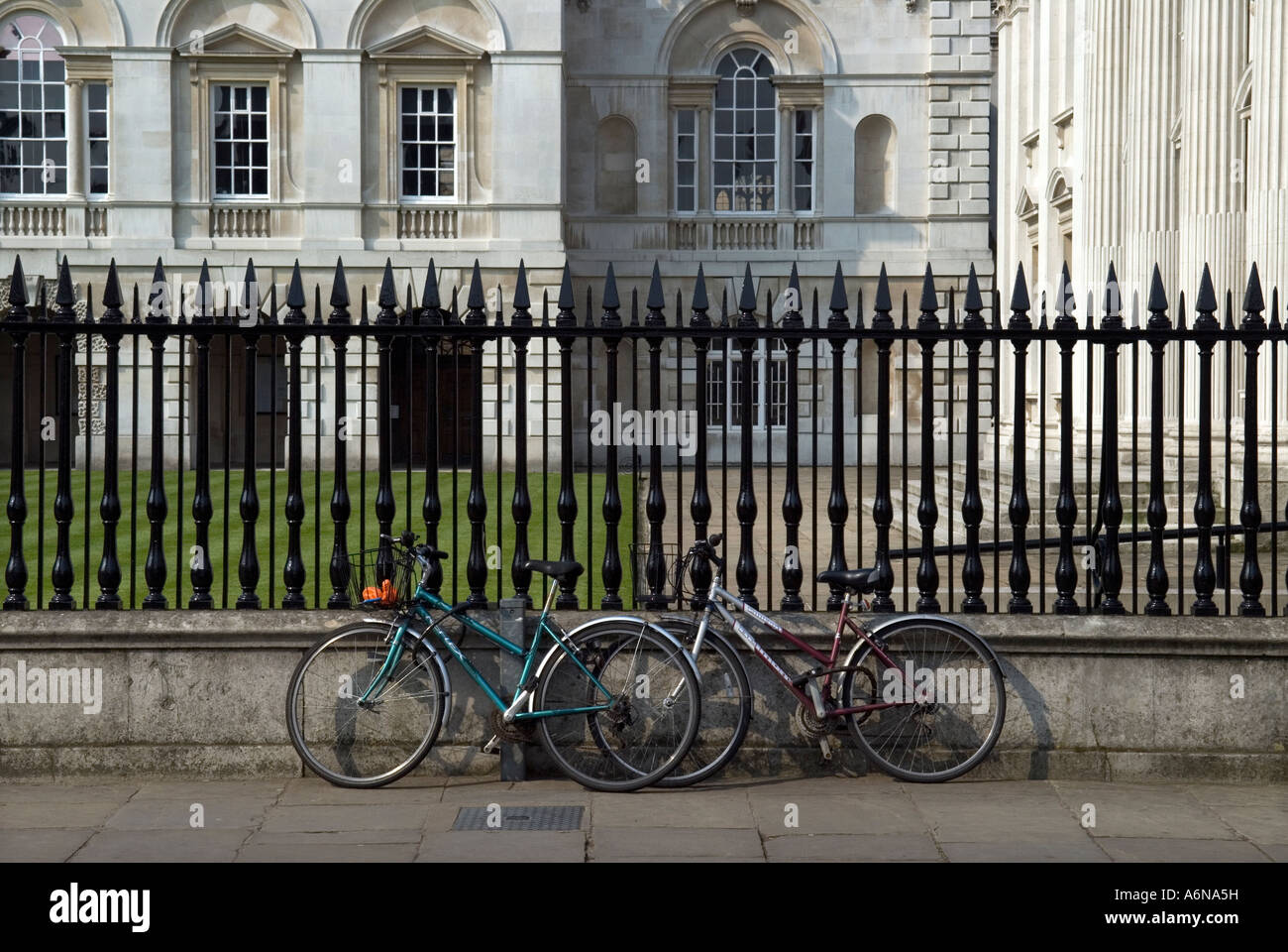 CAMBRIDGE BIKES OUTSIDE THE SENATE HOUSE CAMBRIDGE ENGLAND 2007 Stock ...