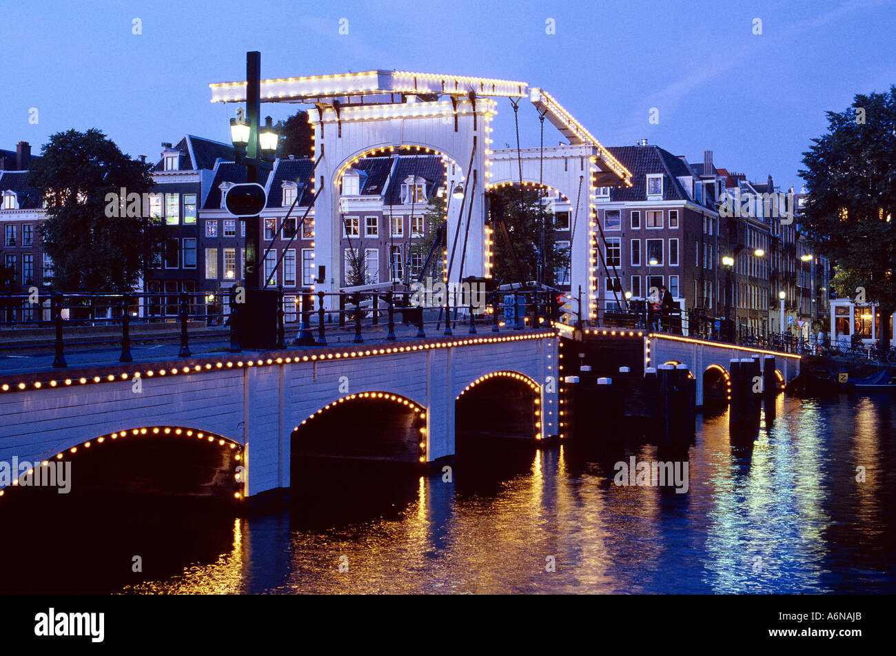 Magere cantilever lifting bridge on the Amstel canal in Amsterdam Stock ...