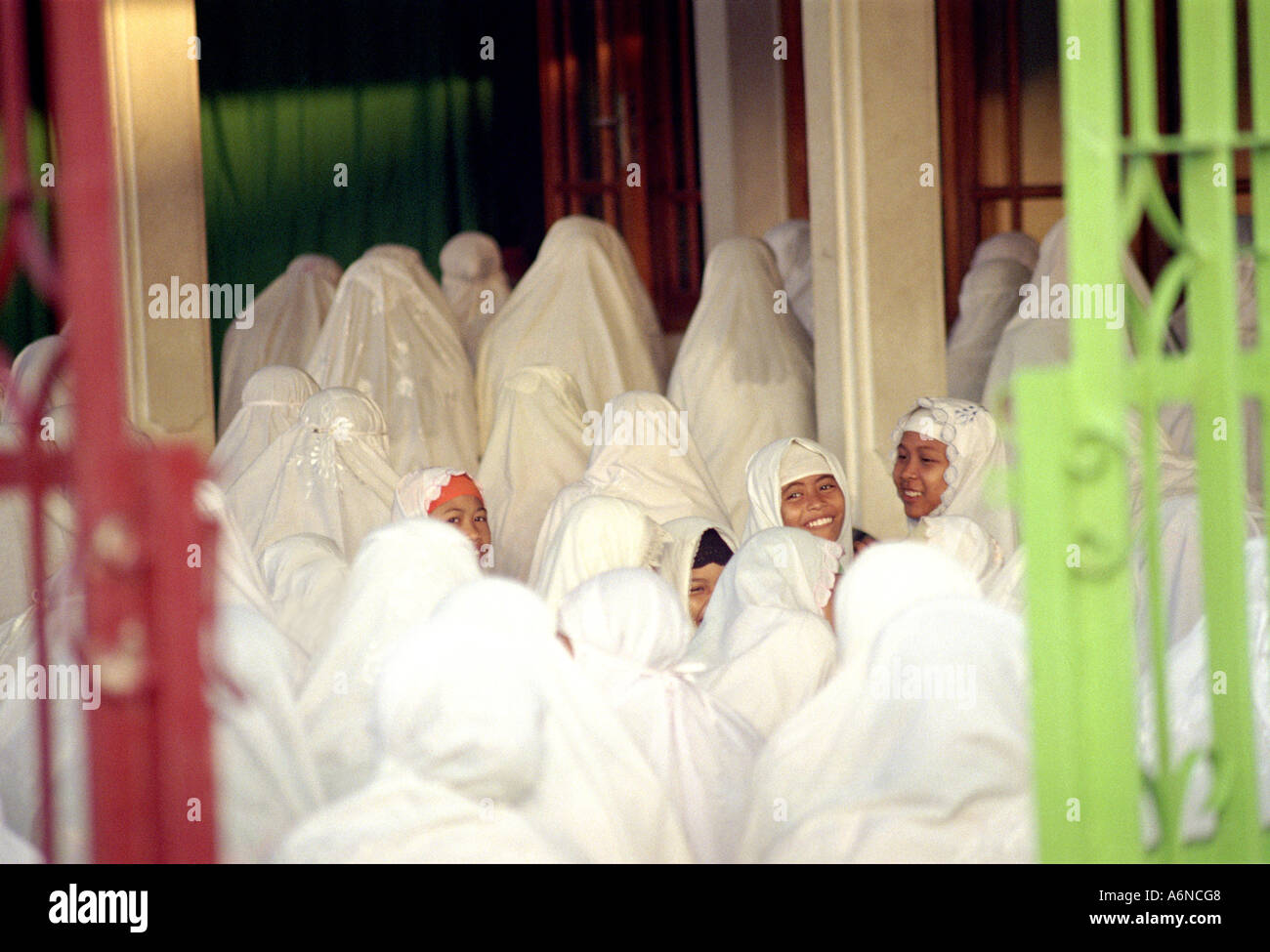 Muslim women praying mosque asia hi-res stock photography and images ...