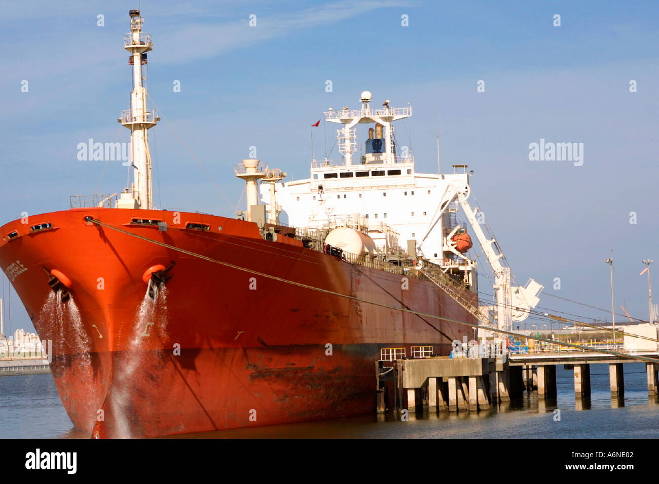 Ships Being Loaded Loading Dock Stock Photos & Ships Being Loaded ...