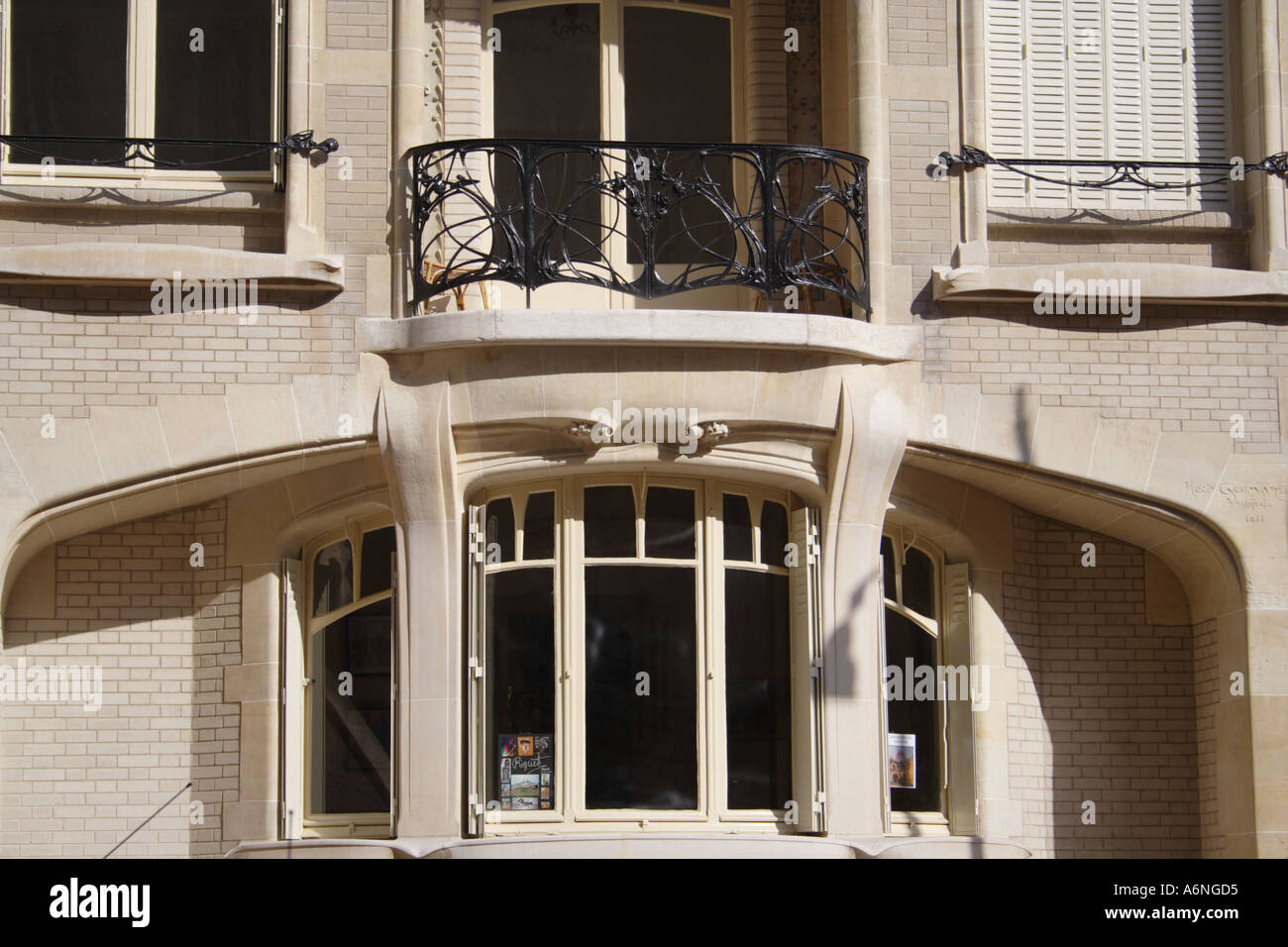 Art Nouveau building in Rue La Fontaine by Hector Guimard who designed ...
