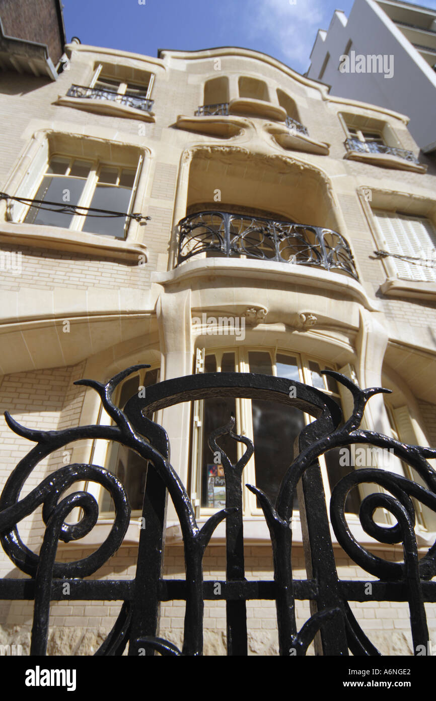 Art Nouveau building in Rue La Fontaine by Hector Guimard who designed ...