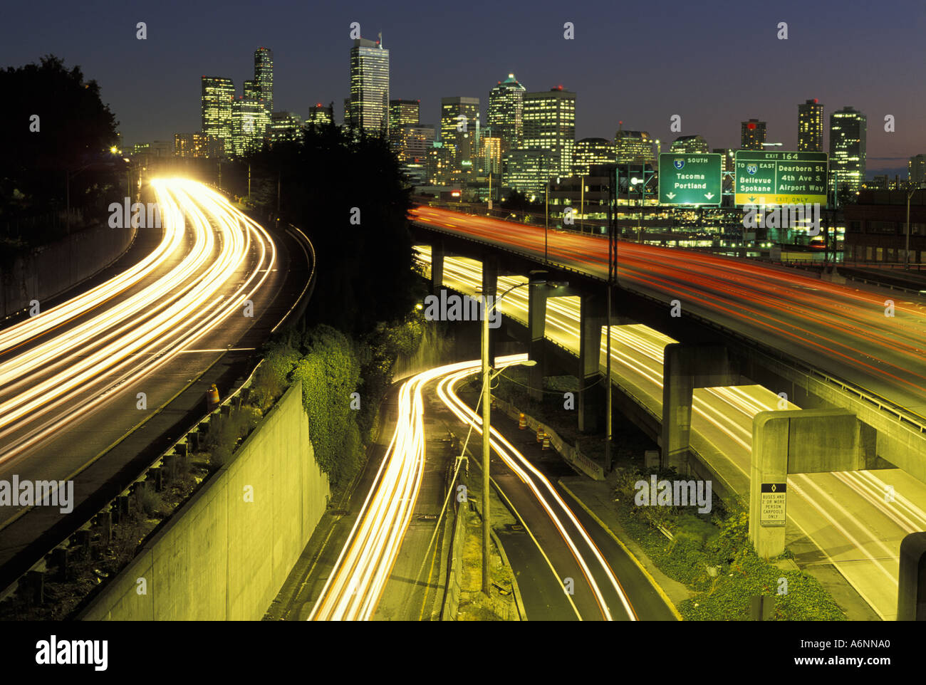 Night view i 5 seattle skyline hi-res stock photography and images - Alamy