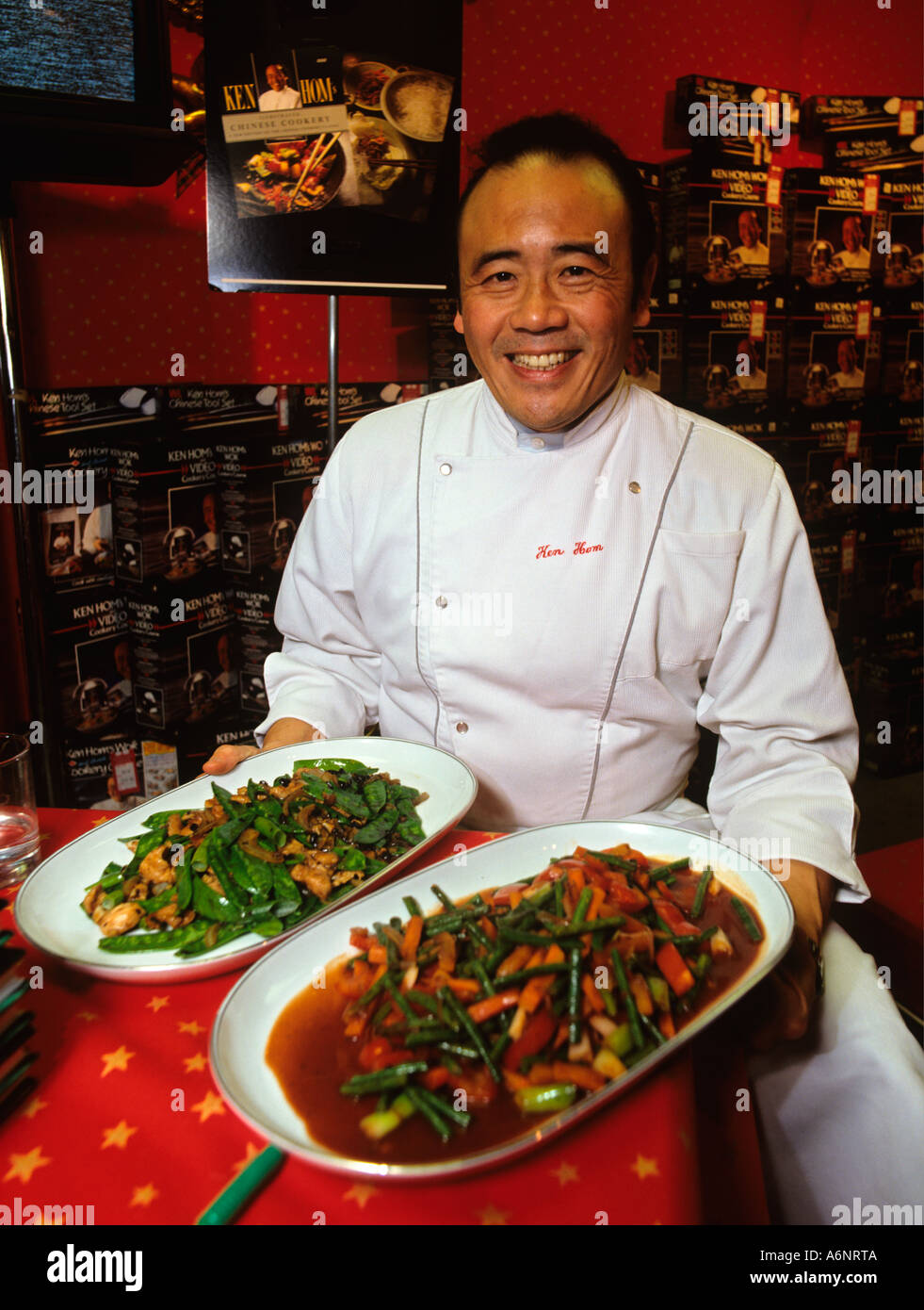 Ken hom with wok hi-res stock photography and images - Alamy